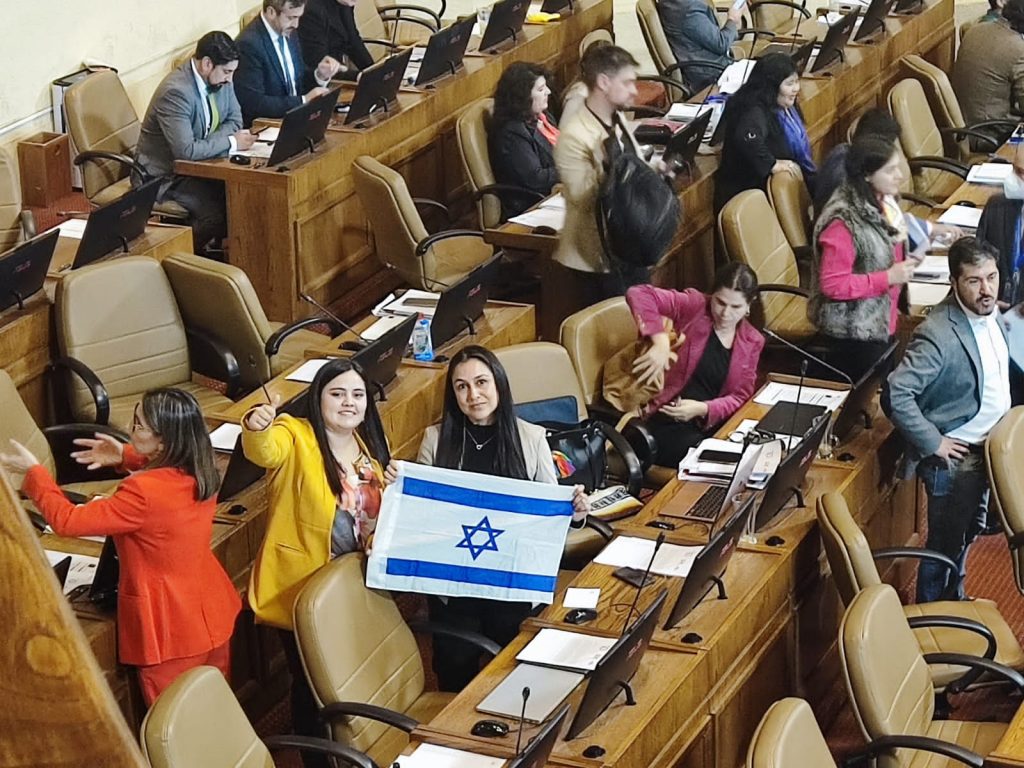 Diputadas del Partido Social Cristiano levantan bandera de Israel en la ...